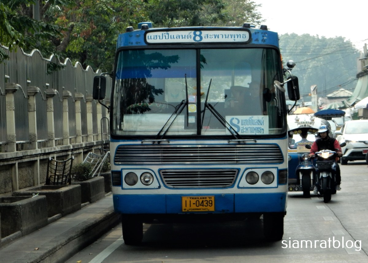 Madness and Mayhem – Bangkok’s Fast & Furious Number 8 Bus – Siam Rat Blog
